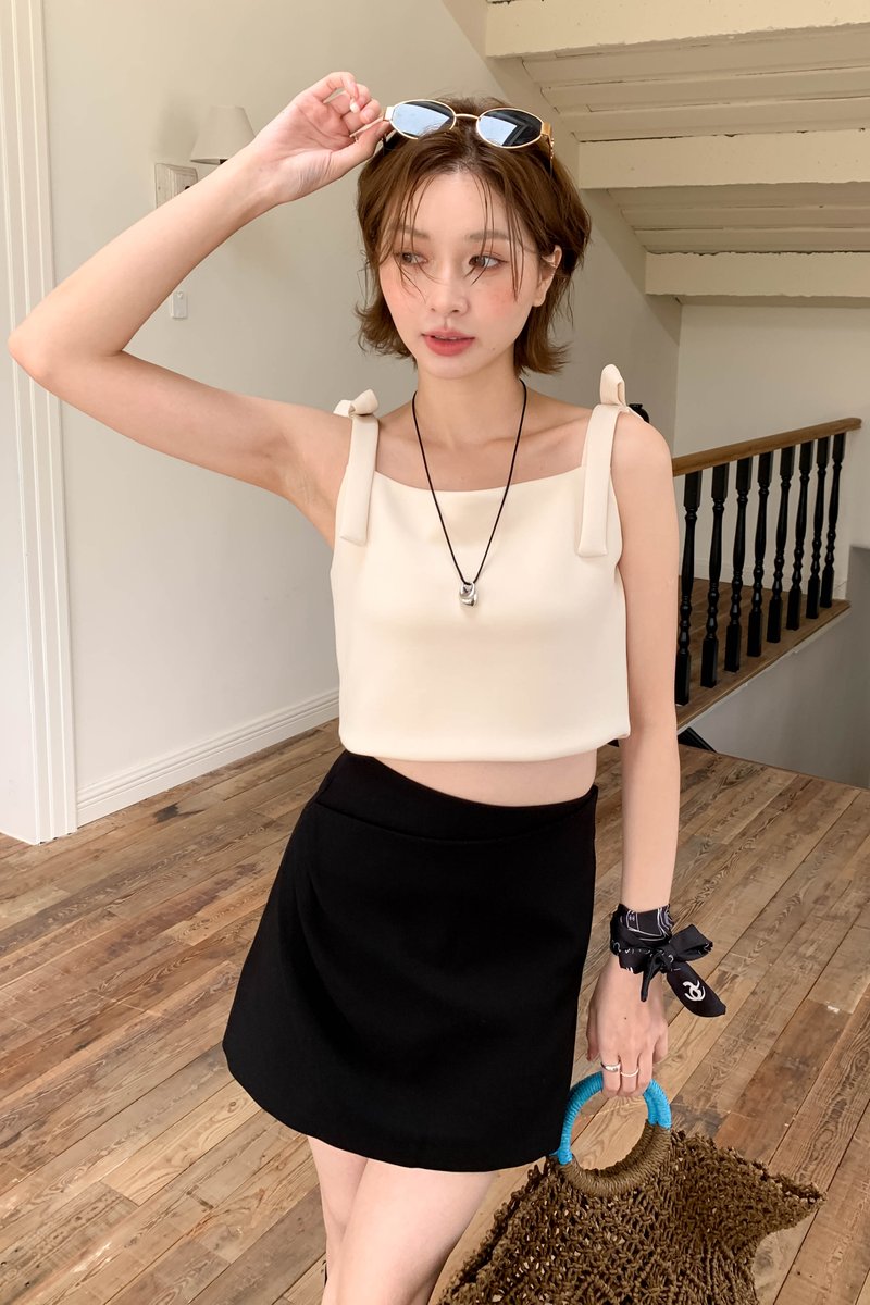 1.0 RUCHED SIDE SKORT IN BLACK | ARIMEE | MAISON DE MEE